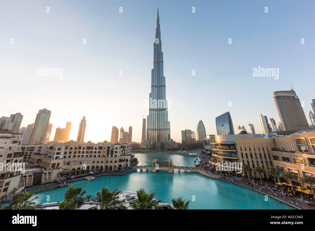 Dubai people building hi-res stock photography and images - Alamy