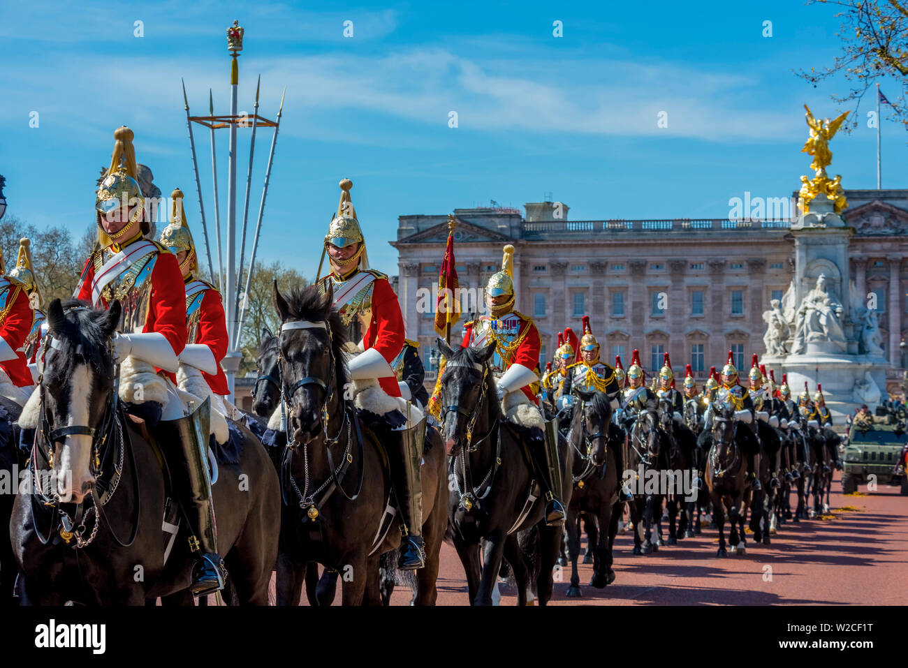Buckingham palace guards horses hi-res stock photography and images - Alamy