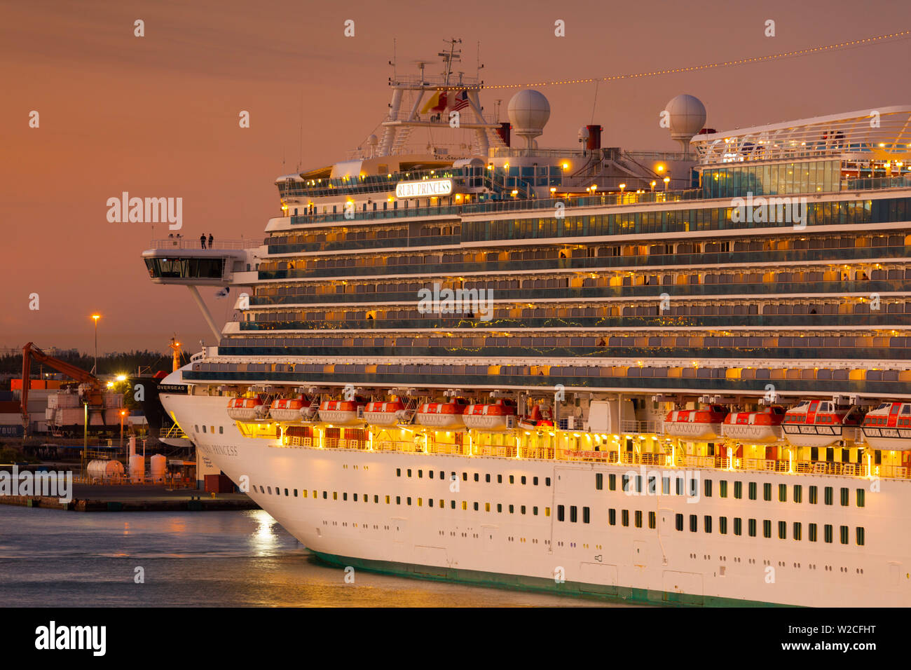 Cruiseships hi-res stock photography and images - Alamy