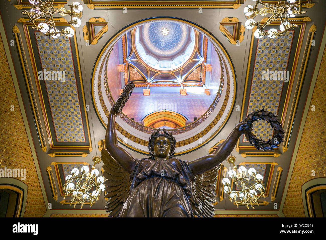 USA, Connecticut, Hartford, Connecticut State Capitol, statue of the ...