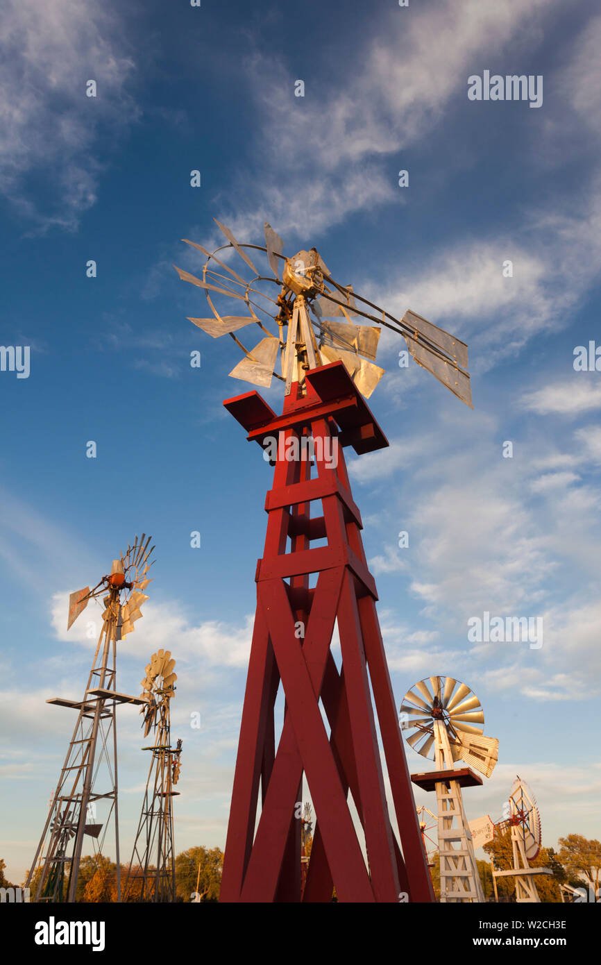 USA, Oklahoma, Elk City, vintage farm windmills Stock Photo - Alamy