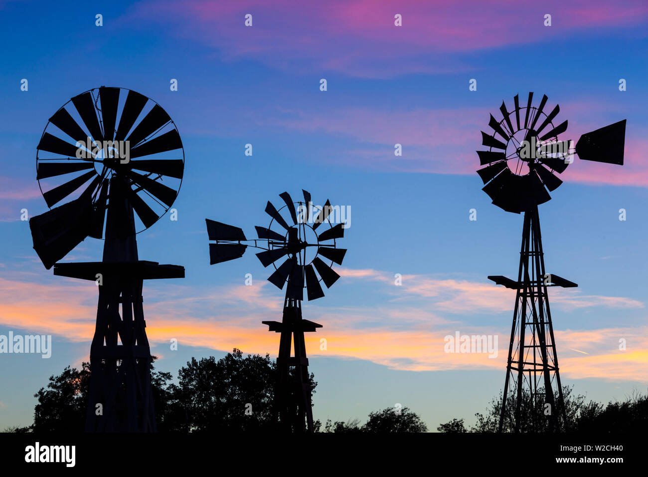 USA, Oklahoma, Elk City, vintage farm windmills Stock Photo - Alamy