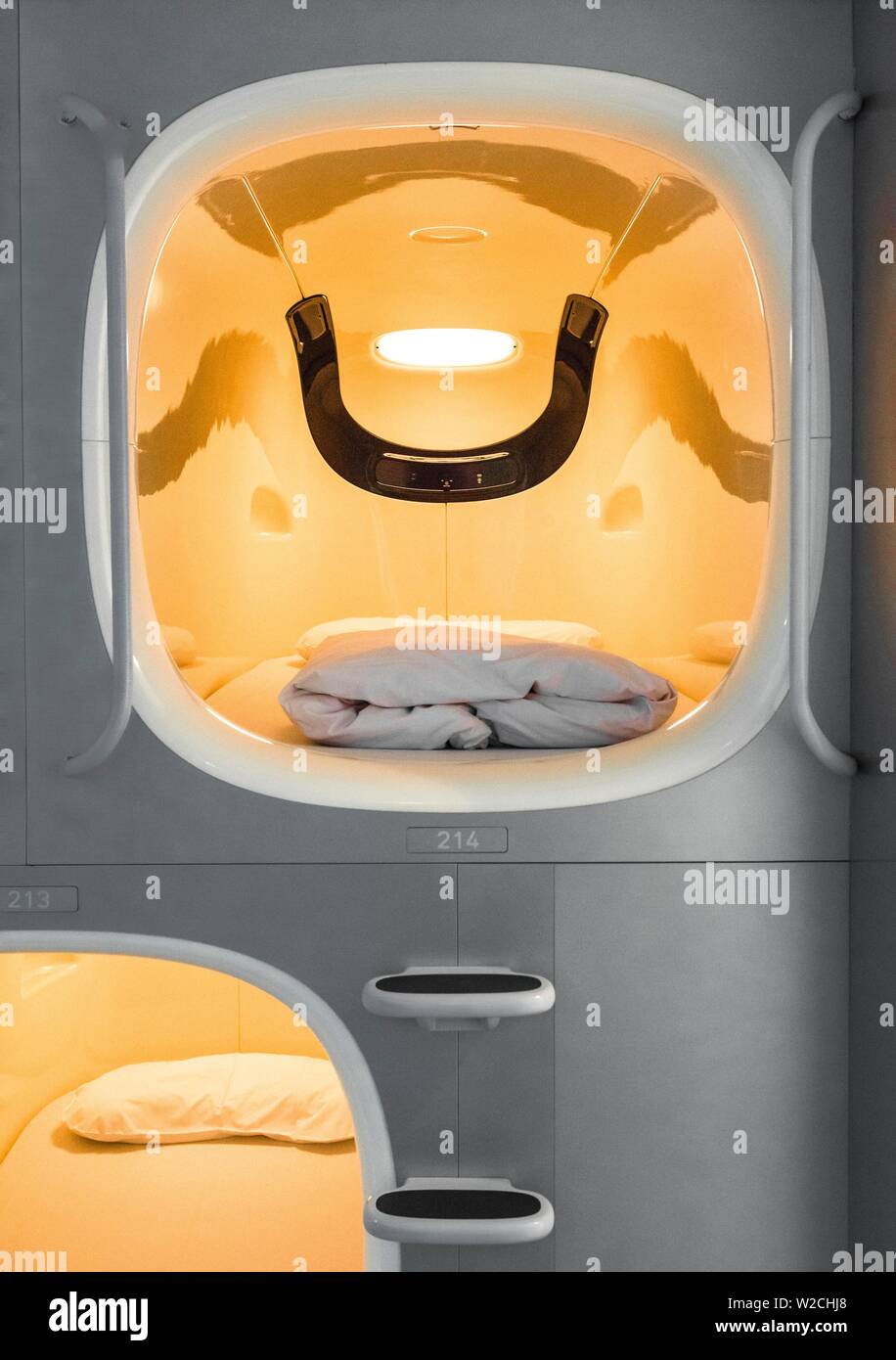 Capsule hotel tokyo hi-res stock photography and images - Alamy