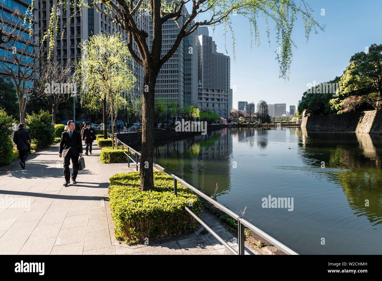 Promenade with pedestrians at the castle moat, Chiyoda, Tokyo, Japan ...