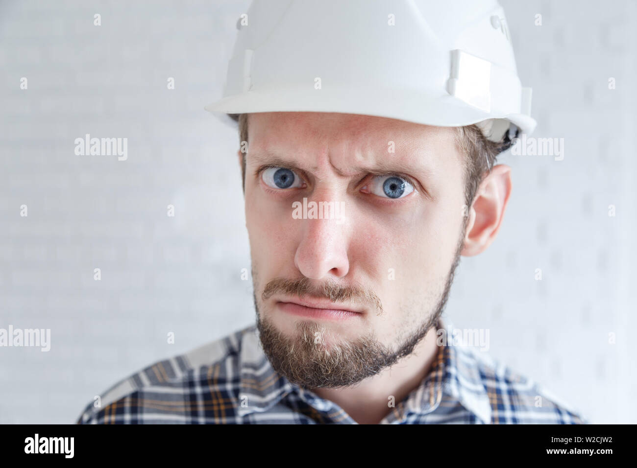 White engineer hat hi-res stock photography and images - Alamy