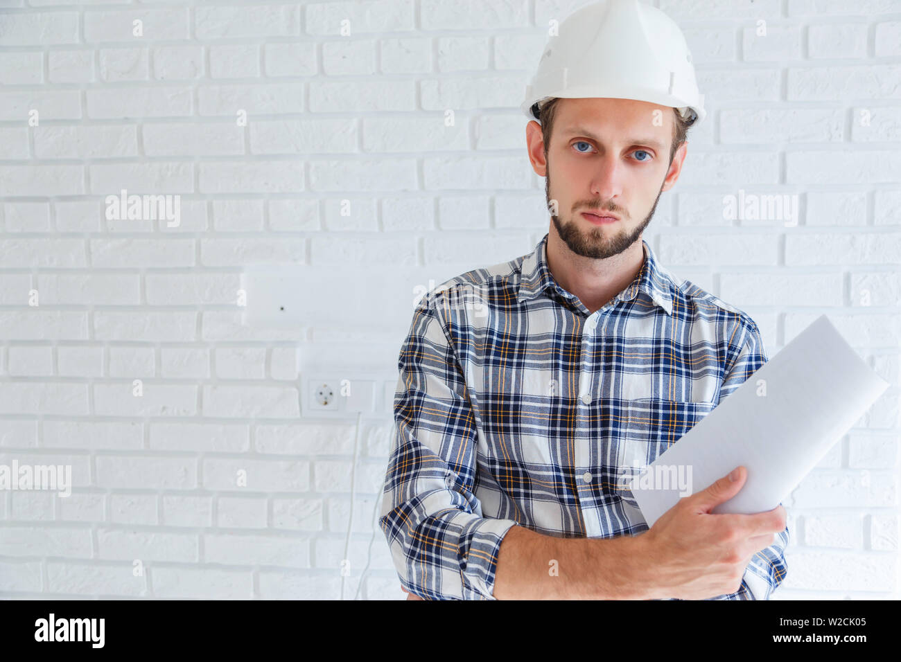 Construction renovation engineer with papers in hand Stock Photo - Alamy