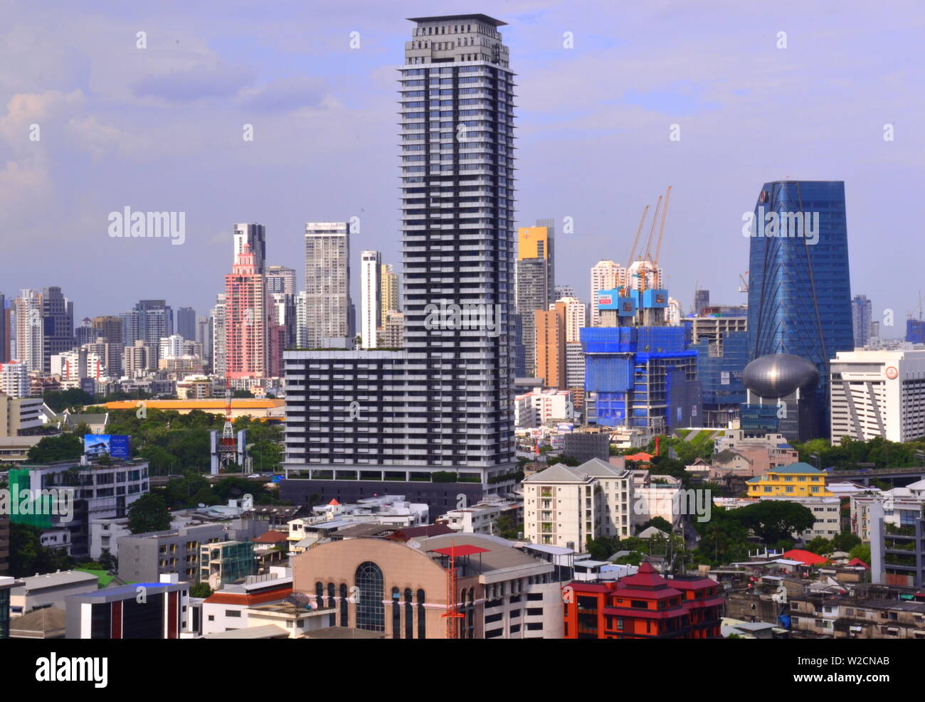 Bangkok skyline skyscrapers hi-res stock photography and images - Alamy