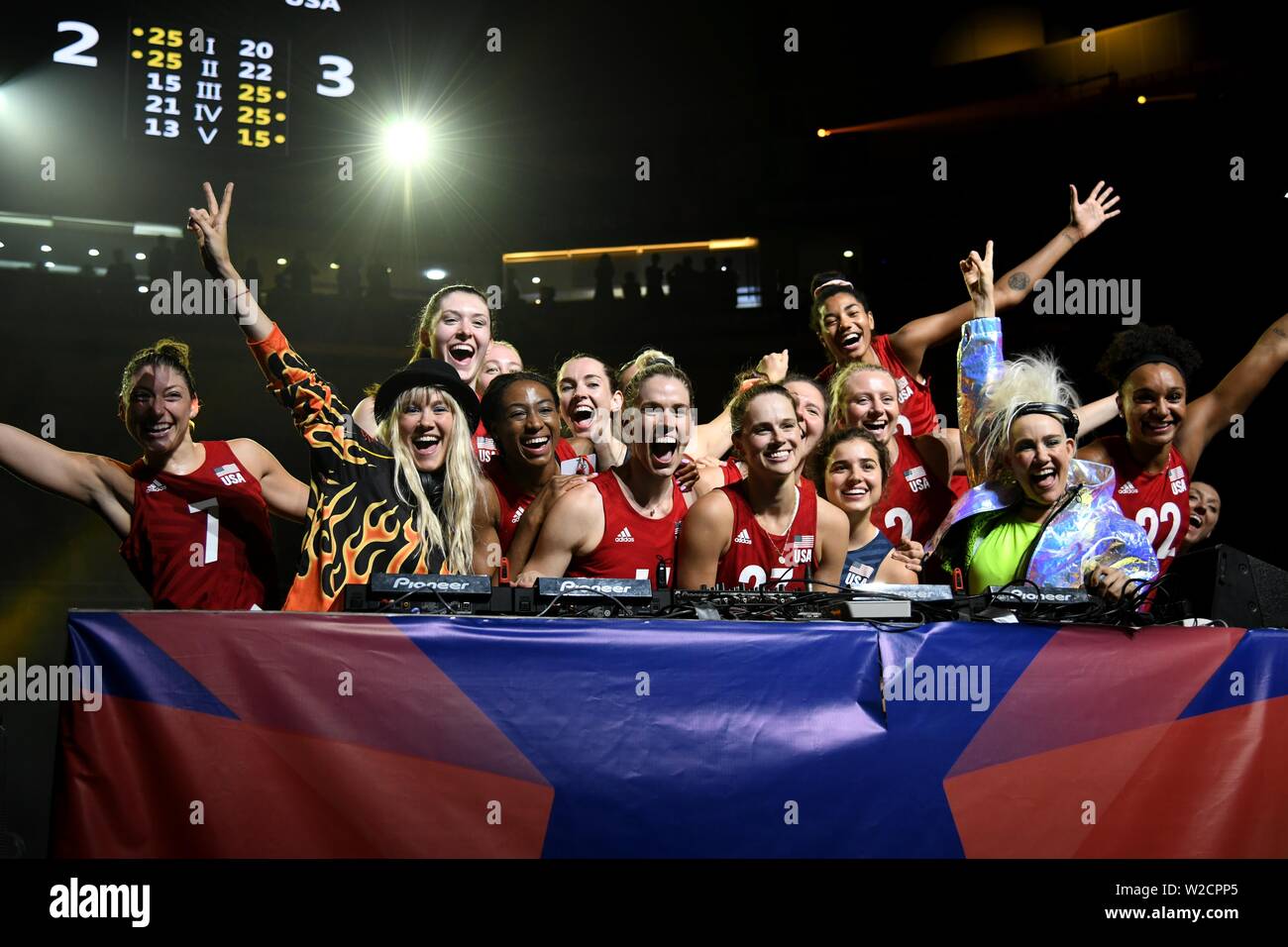 Players of United States women's national volleyball team pose with ...