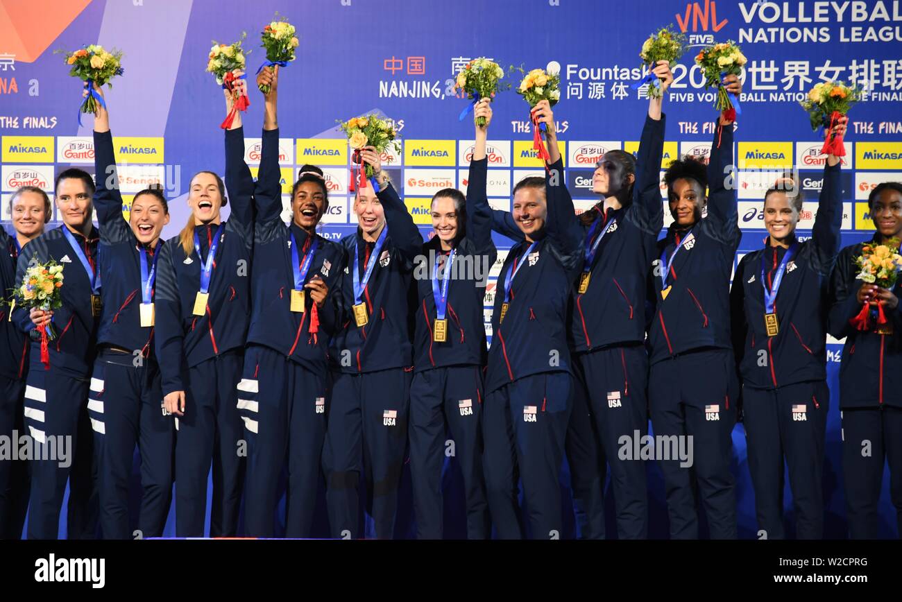 Players of United States women's national volleyball team pose with ...