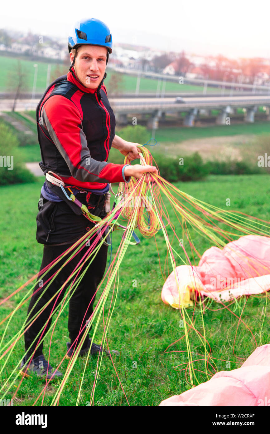 Parachutist from the ground hi-res stock photography and images - Alamy