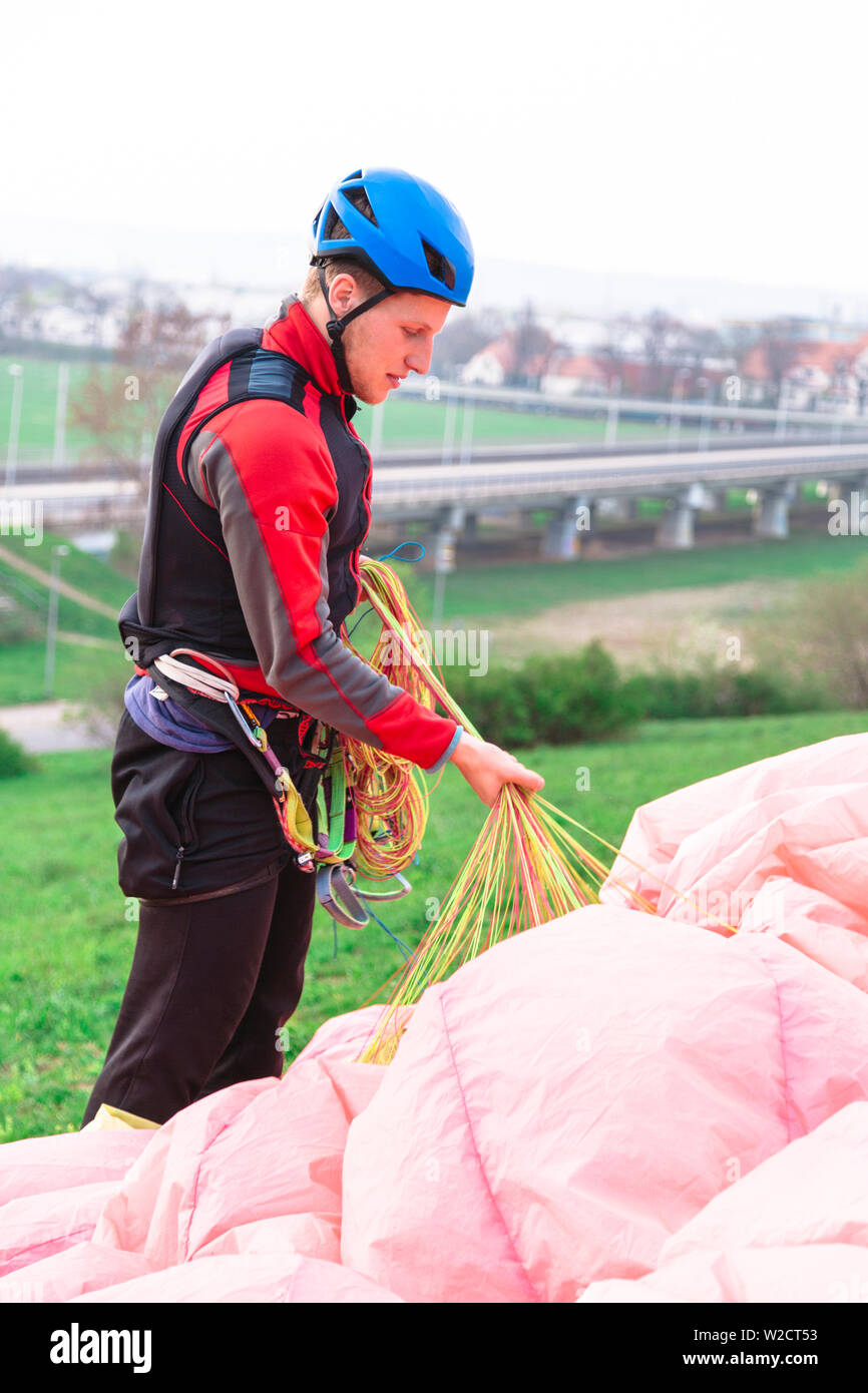 Parachutist from the ground hi-res stock photography and images - Alamy