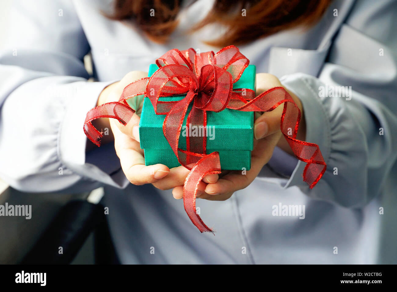 Woman gift box anniversary hi-res stock photography and images - Alamy