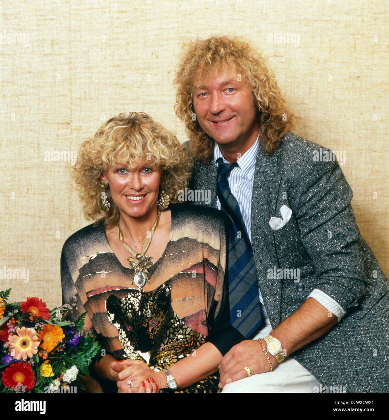 Der deutsche Stimmenimitator und Sänger Kurt Stadel posiert mit seiner ...