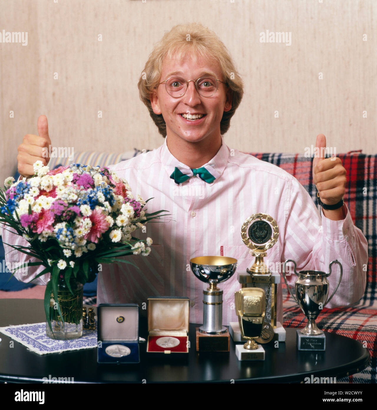 Der deutsche Schauspieler und Sänger Frank Schröder posiert mit seinen ...