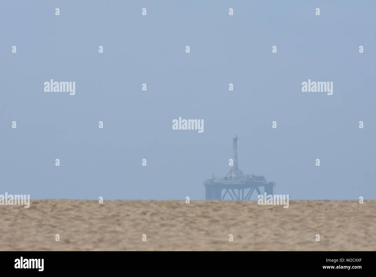 Offshore ocean platform hi-res stock photography and images - Alamy