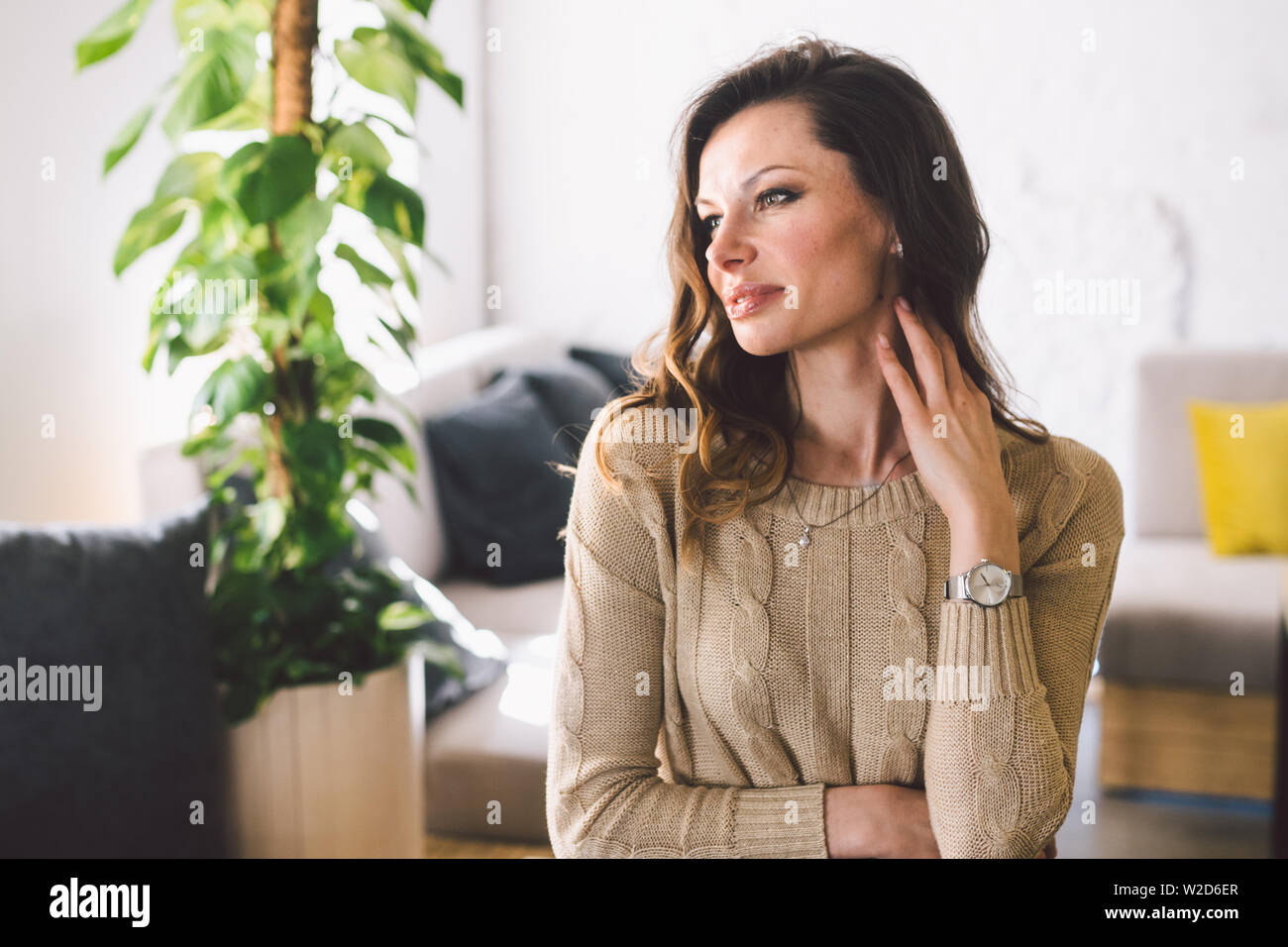 Average woman standing hi-res stock photography and images - Alamy