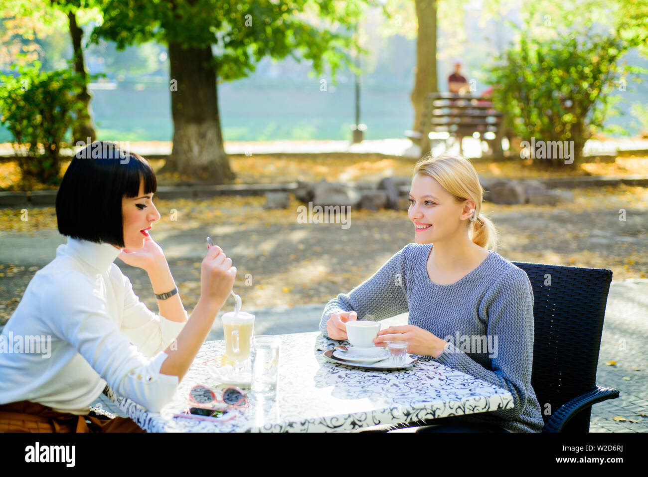 Hot gossip girls hi-res stock photography and images - Alamy