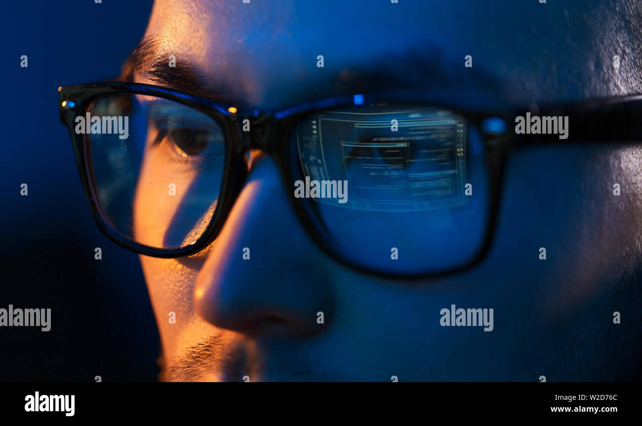 Eyeglasses reflection screen hi-res stock photography and images - Alamy