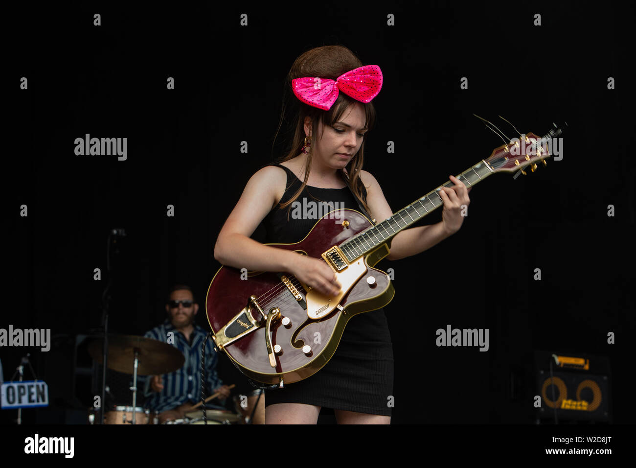 Chart artist hi-res stock photography and images - Alamy