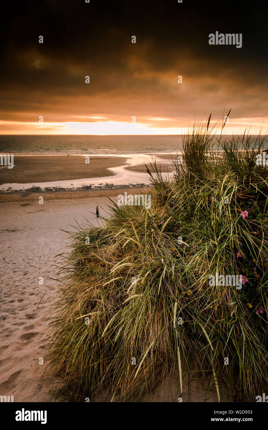 A beautiful golden sunset at Fistral Beach in Newquay in Cornwall Stock ...