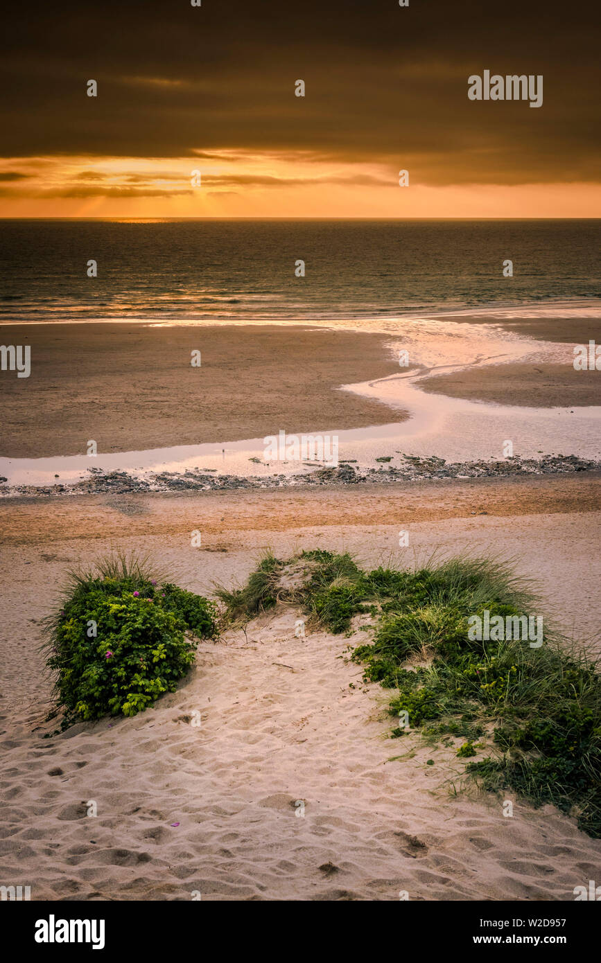 A beautiful sunset over Fistral Beach in Newquay in Cornwall Stock ...