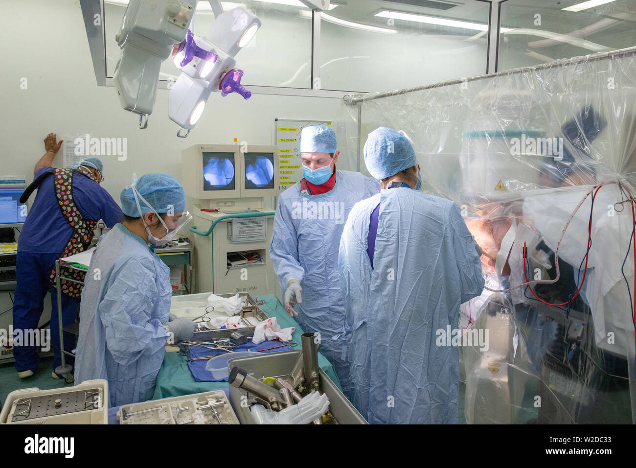 Surgeon and nurses perform a hip operation in an NHS hospital Stock ...