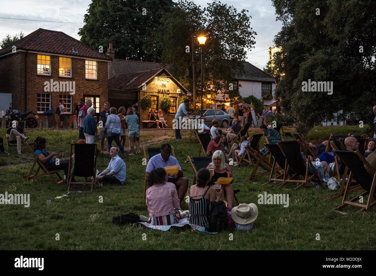Hand in hand pub wimbledon hi-res stock photography and images - Alamy