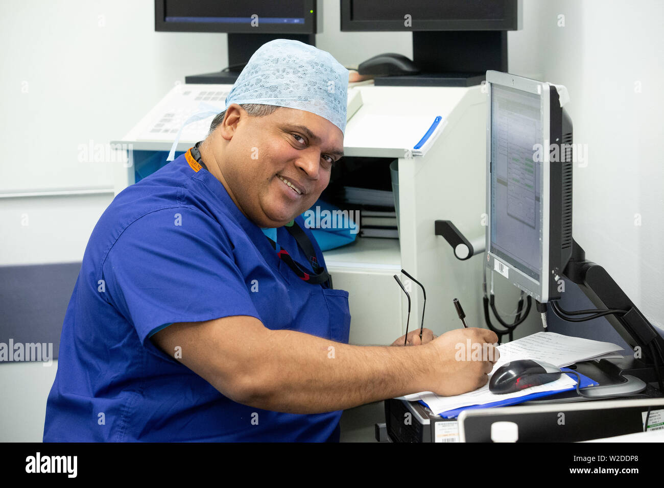 Nurse in a hospital operating theatre hi-res stock photography and ...