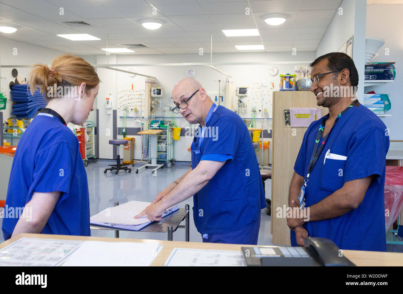 NHS Staff discuss patients in a hospital ward Stock Photo - Alamy