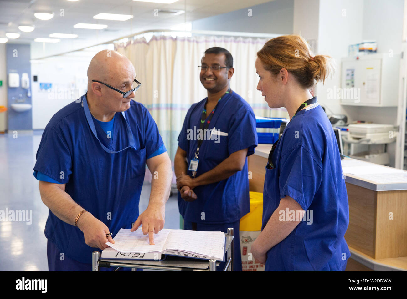 NHS Staff discuss patients in a hospital ward Stock Photo - Alamy