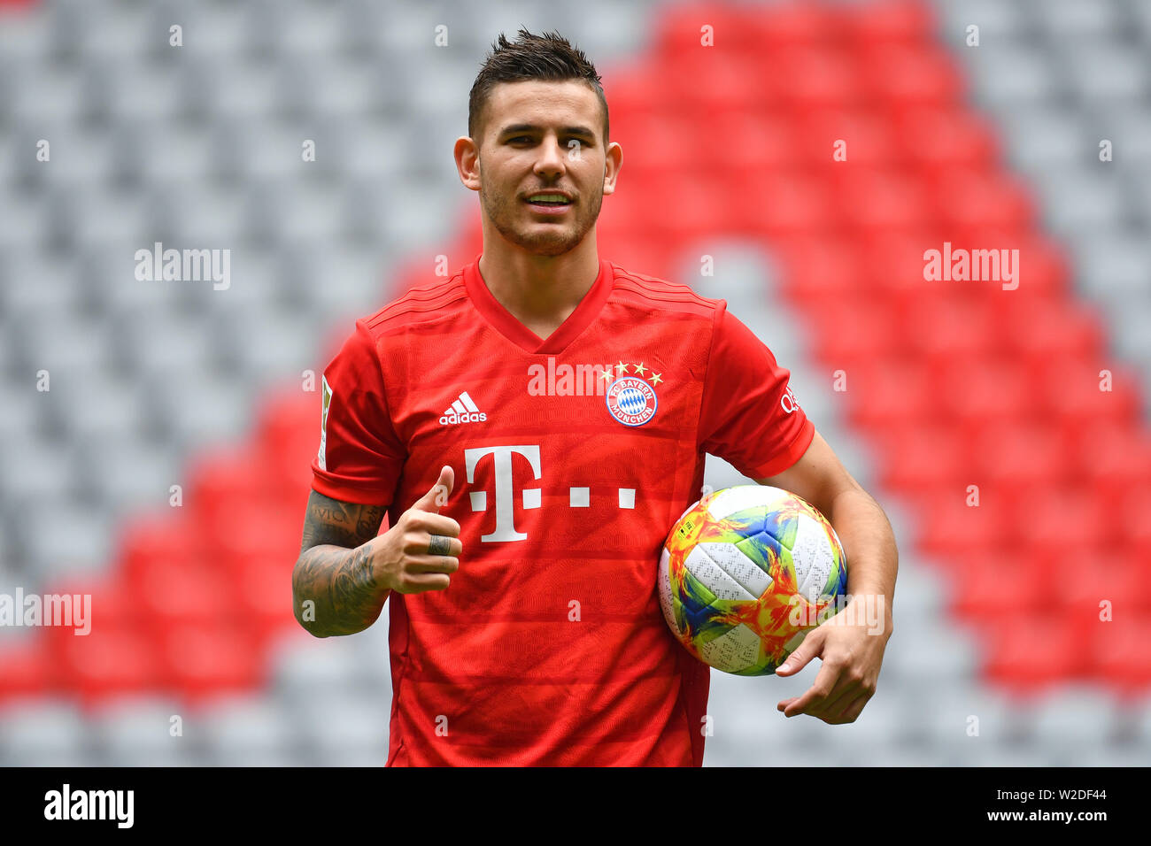 Munich, Deutschland. 08th July, 2019. Lucas HERNANDEZ, thumb up, thumbs ...