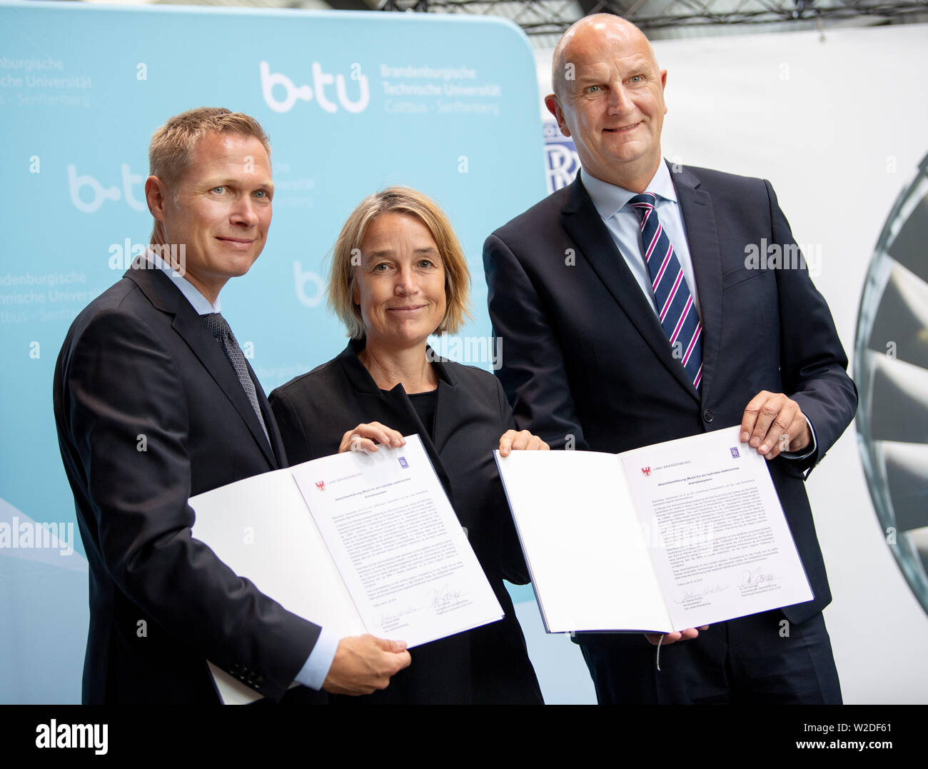 Cottbus, Germany. 08th July, 2019. Dietmar Woidke (SPD, r), Minister ...