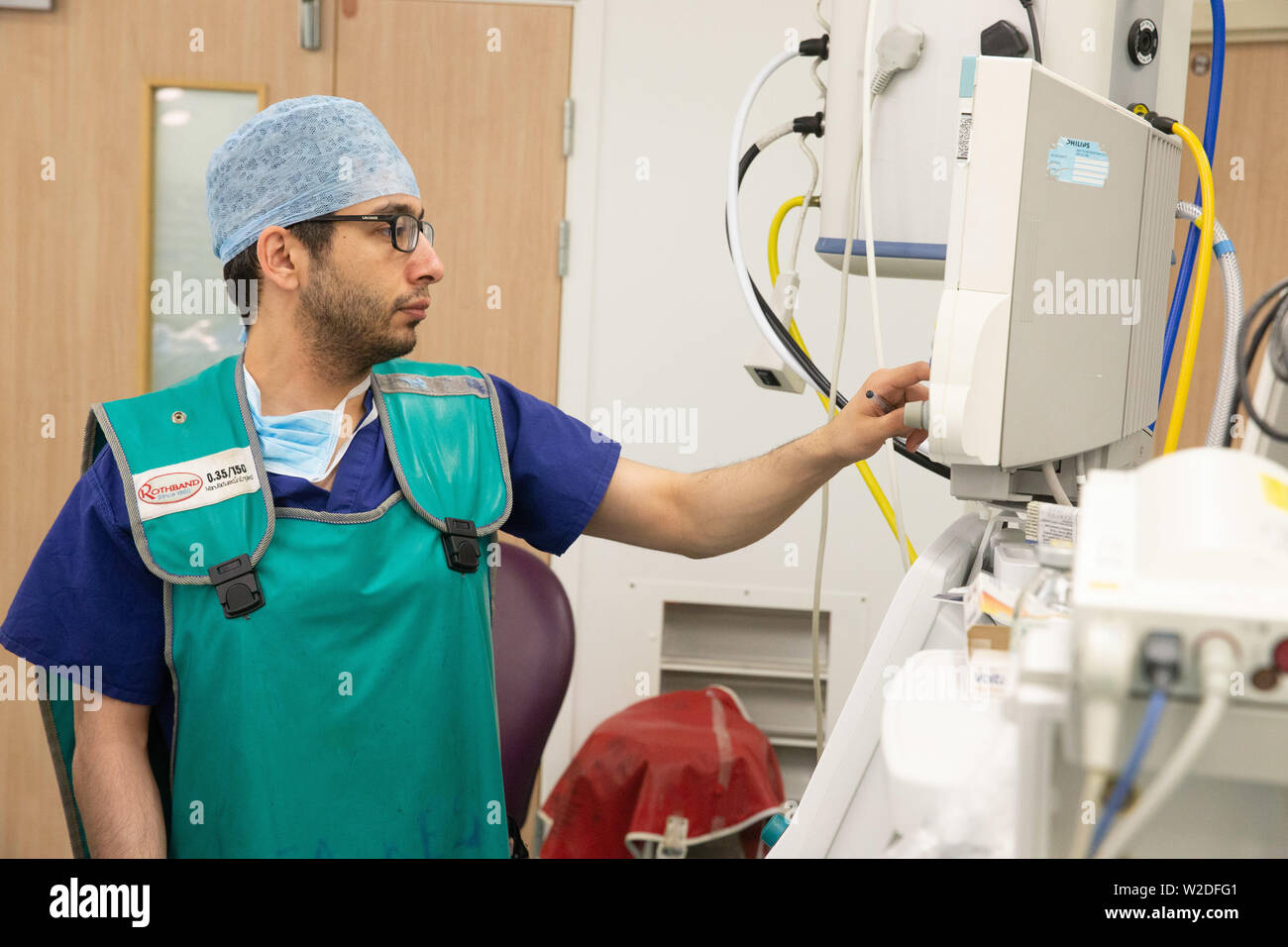 An anaesthetist in an operating theatre hi-res stock photography and ...