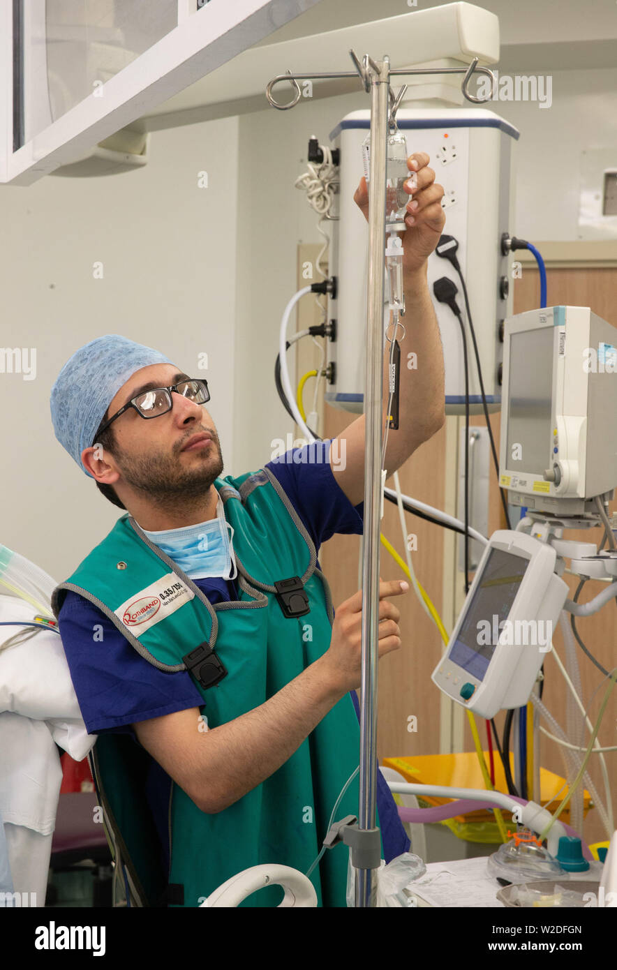 Anaesthetist operating theatre hi-res stock photography and images - Alamy