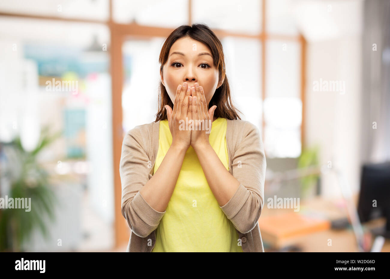 Woman wide eyed office hi-res stock photography and images - Alamy