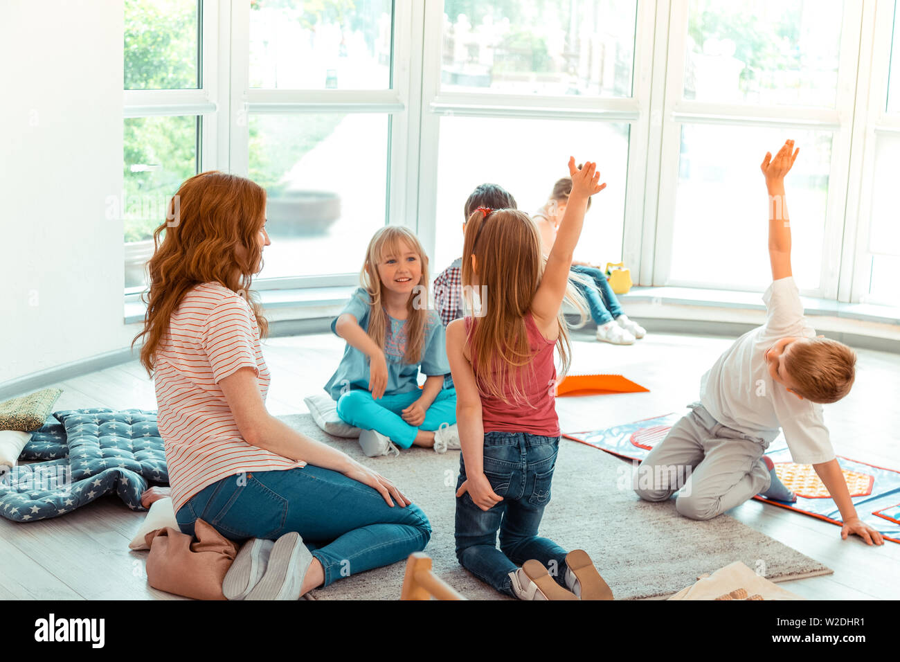 Kids sitting in circle hi-res stock photography and images - Alamy