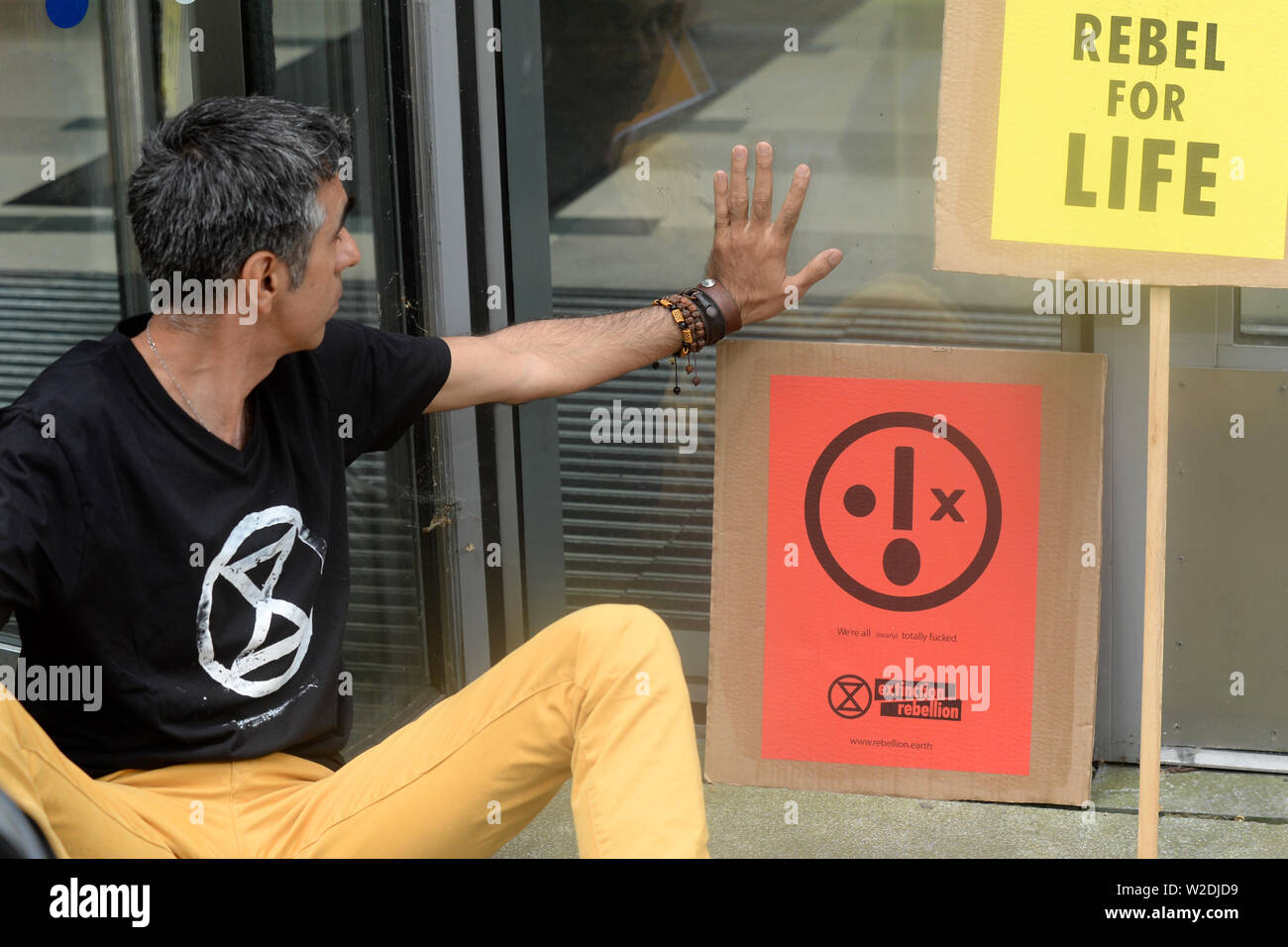 Members extinction rebellion glue themselves together hi-res stock ...