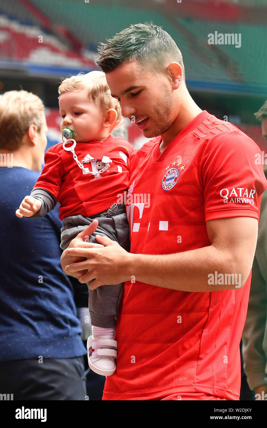 Lucas HERNANDEZ (FC Bayern Munich) carries son MArtin in his arms ...