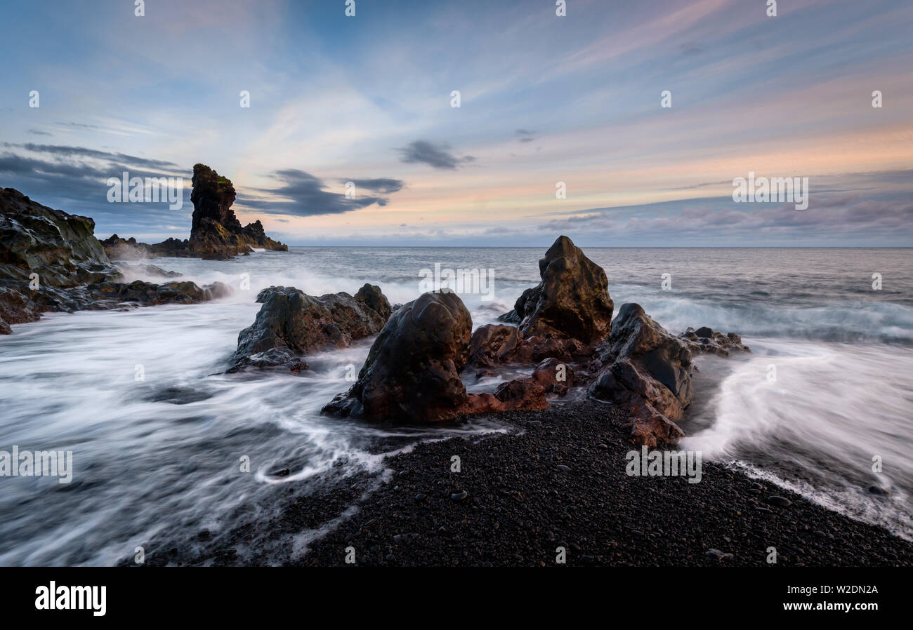 Ocean waves hitting rocks hi-res stock photography and images - Alamy
