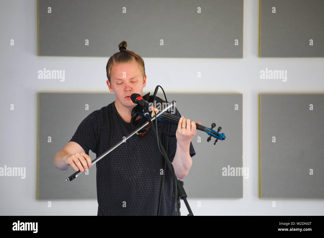 Artistic Director of Our Festival, Pekka Kuusisto giving a free street ...