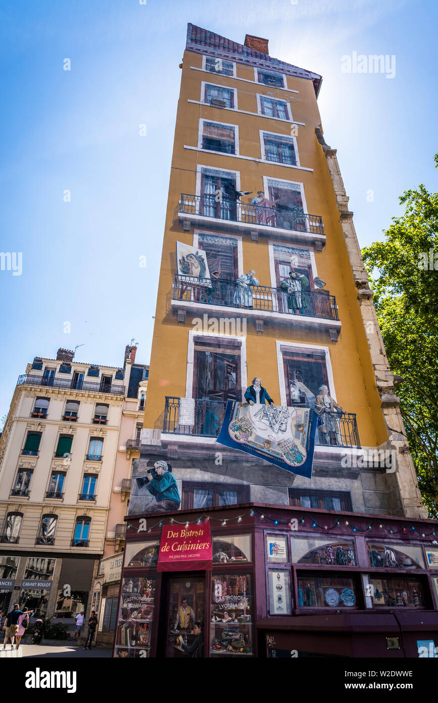 Fresque des Lyonnais, famous trompe-l'oeil painting on the side of a ...