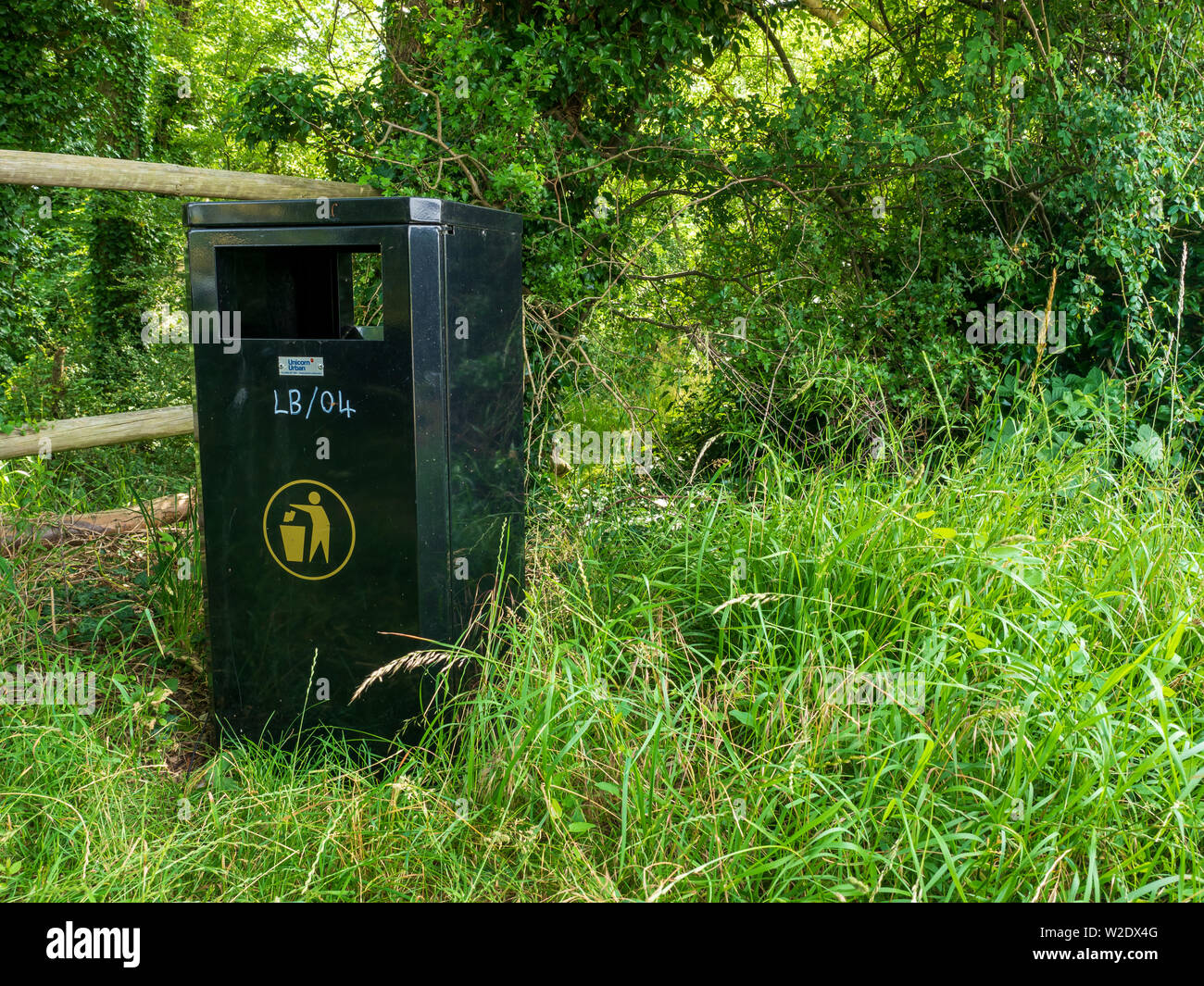 Drop litter hi-res stock photography and images - Alamy