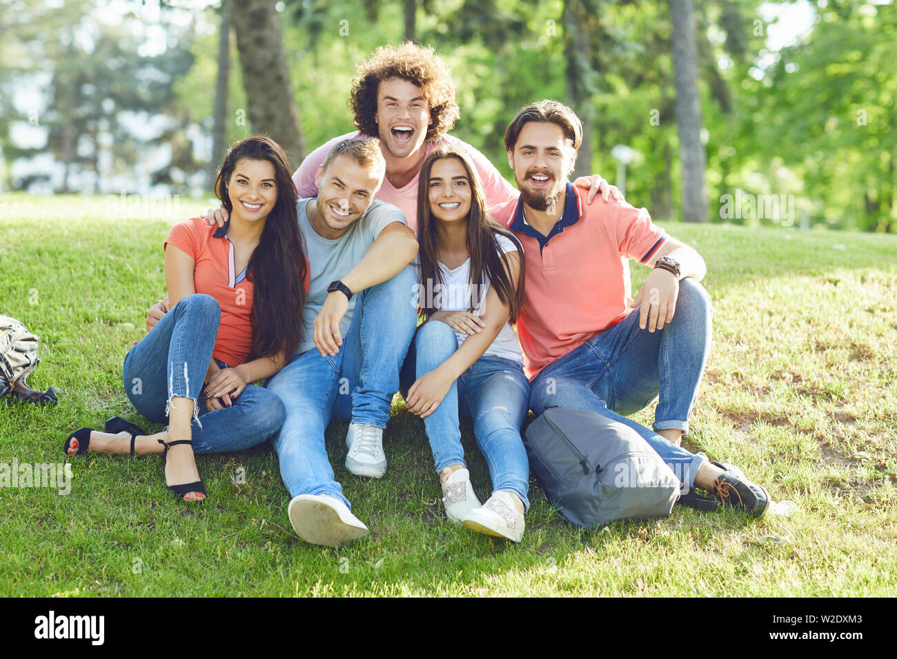 Group of friends laughing hi-res stock photography and images - Alamy