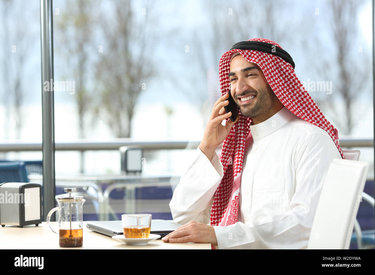 Saudi arab man sitting hi-res stock photography and images - Alamy