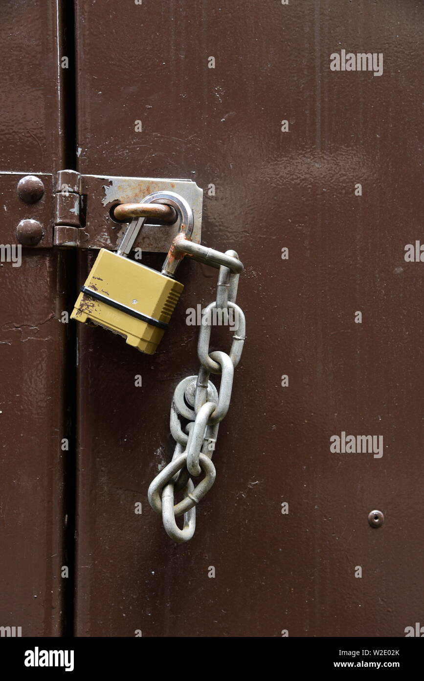 Lock and chain Stock Photo - Alamy
