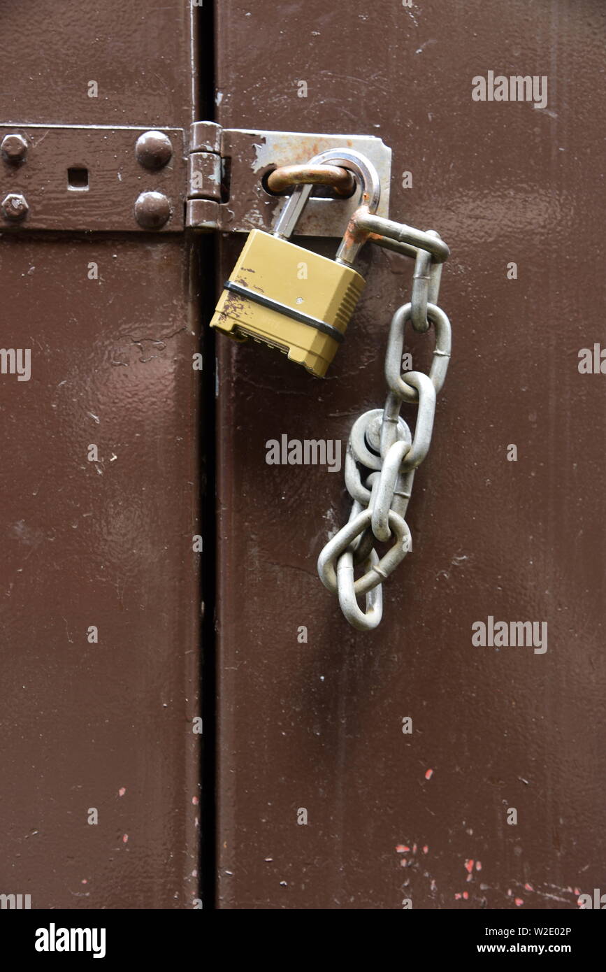 Lock and chain Stock Photo - Alamy