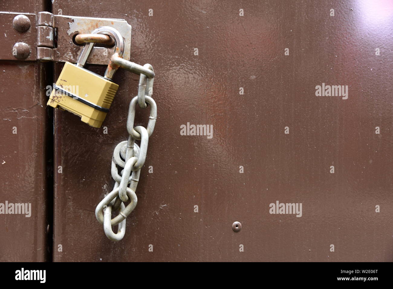 Lock and chain Stock Photo - Alamy
