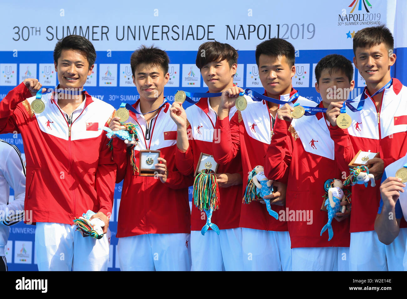 (190708) -- NAPLES, July 8, 2019 (Xinhua) -- Men's team of China pose ...