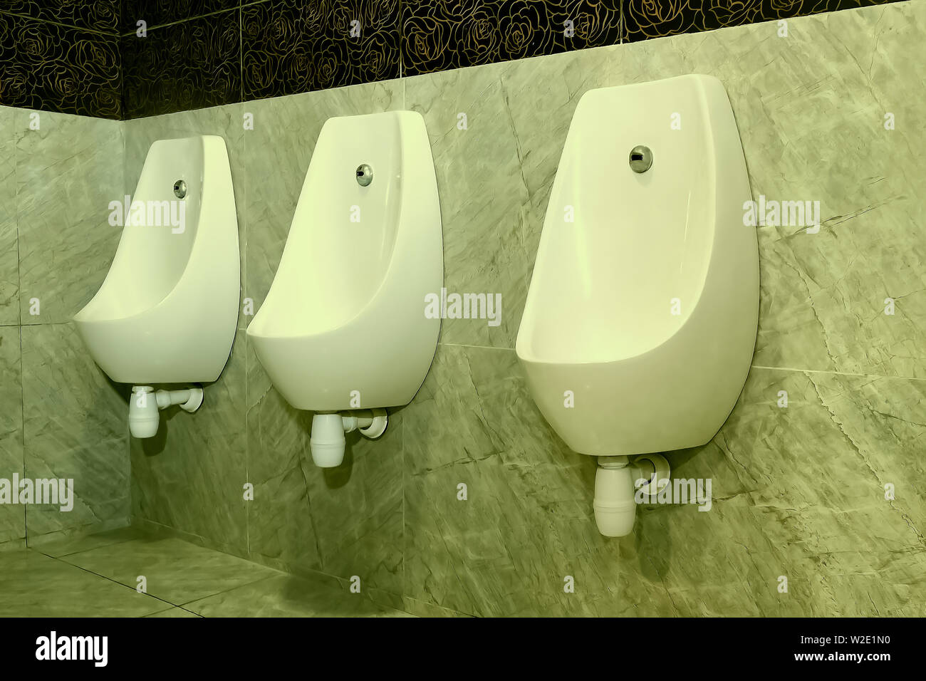 Row of urinals hi-res stock photography and images - Alamy