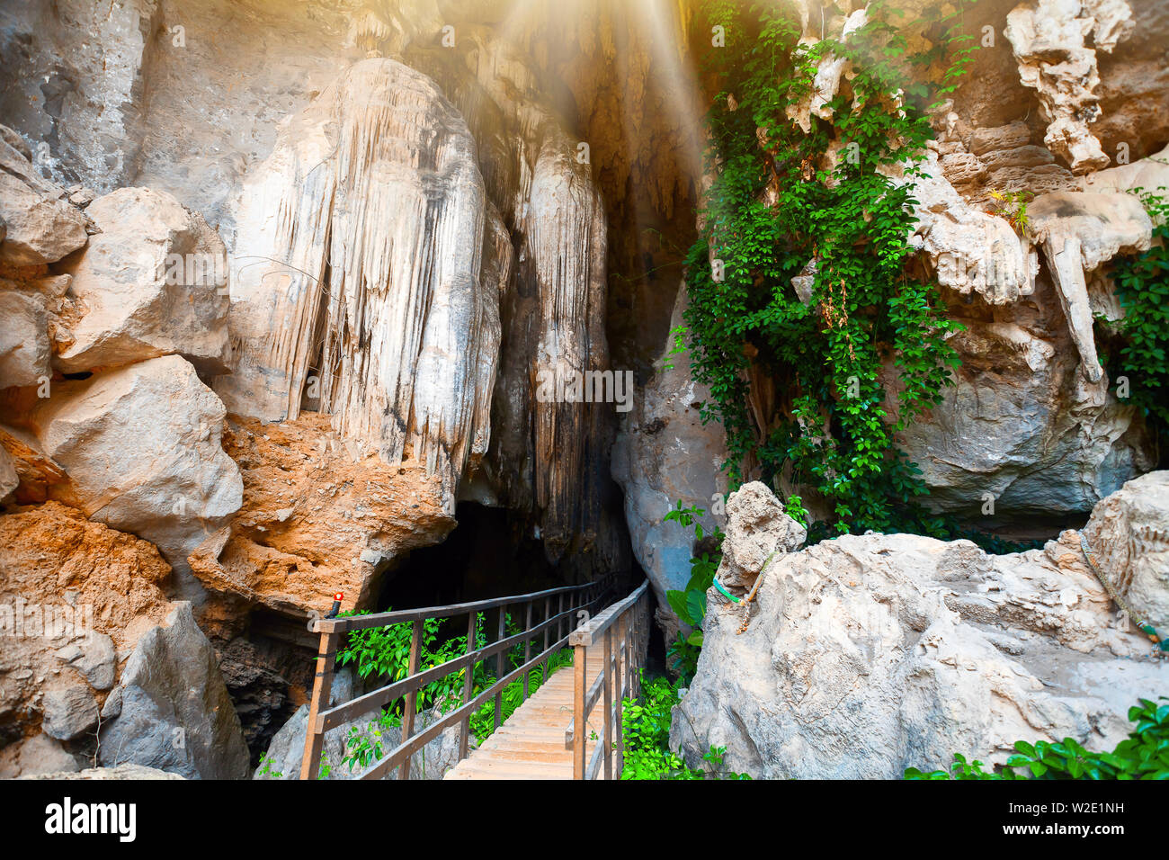 Dark cave entrance hi-res stock photography and images - Alamy